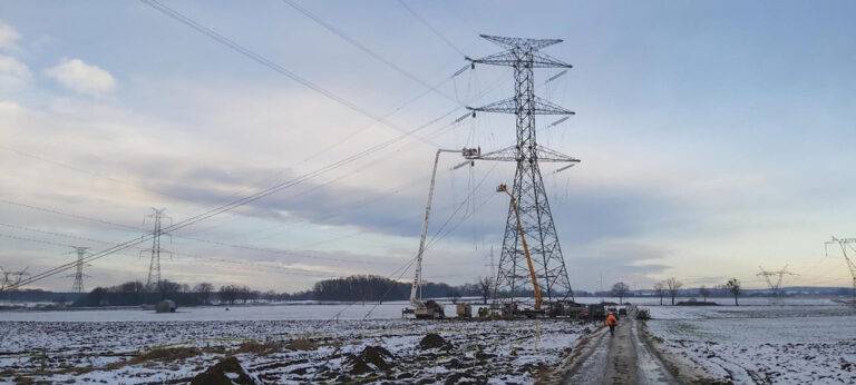 Złote zasady bezpiecznej pracy na liniach wysokiego napięcia - Alterga